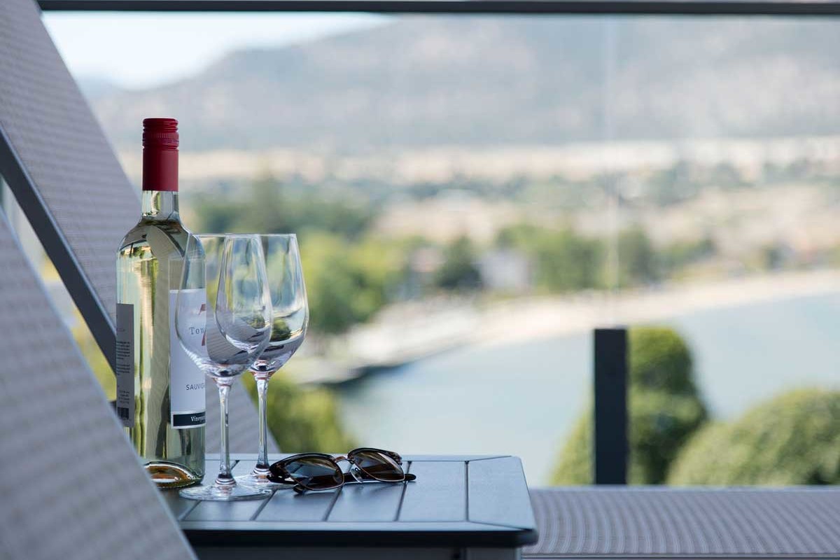 West Wing — King Suite - Penticton Lakeside Resort